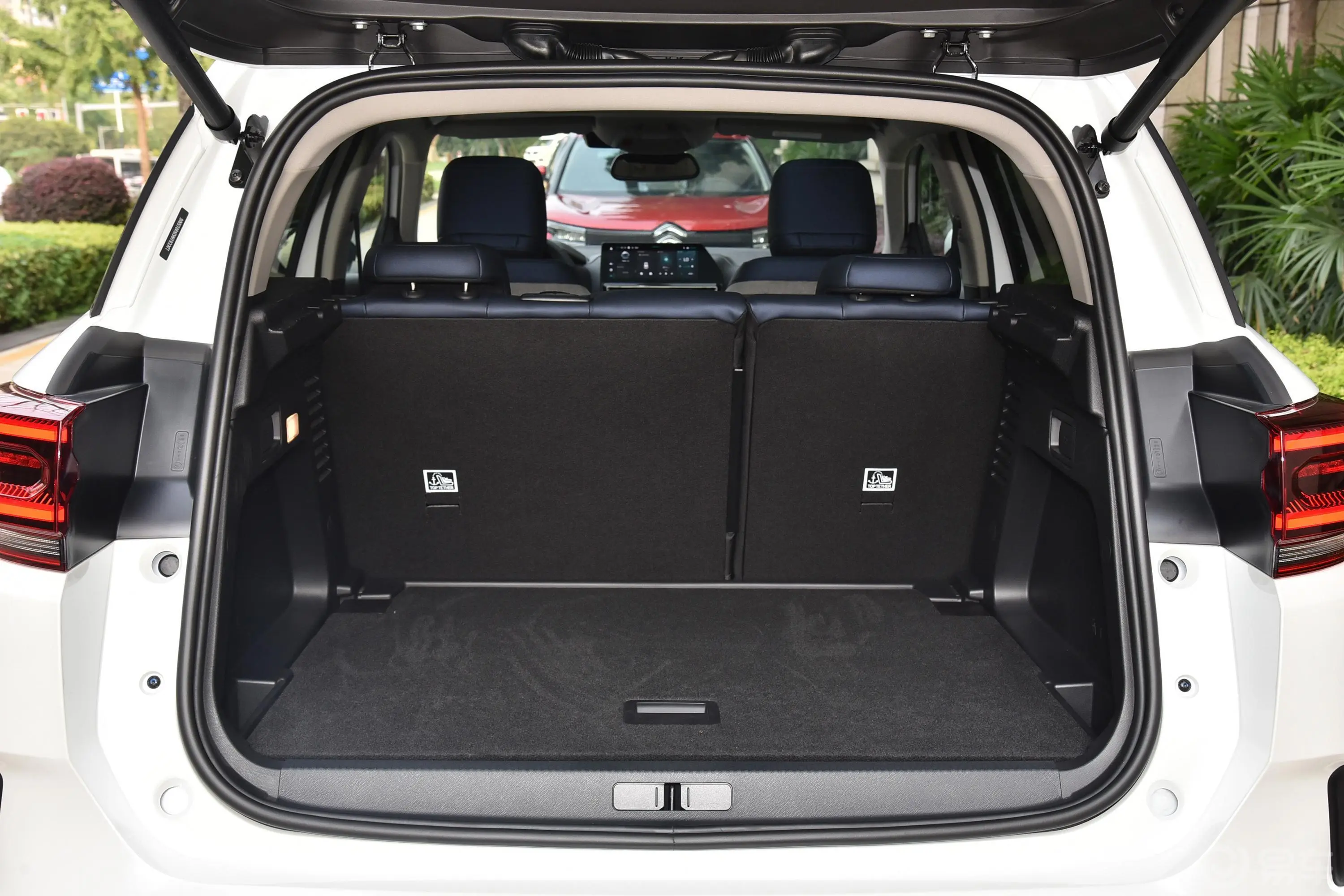 【天逸 C5 AIRCROSS天逸BEYOND 400THP版后备厢空间特写图片-汽车图片大全】-易车