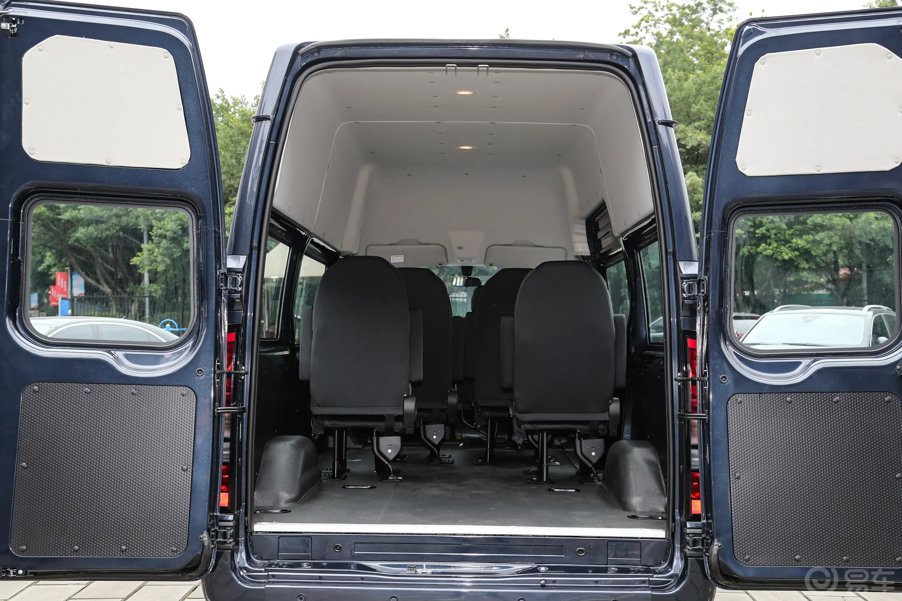 【新世代全顺Pro 2.2T AMT中轴高顶物流车 7座后备厢图片-汽车图片大全】-易车