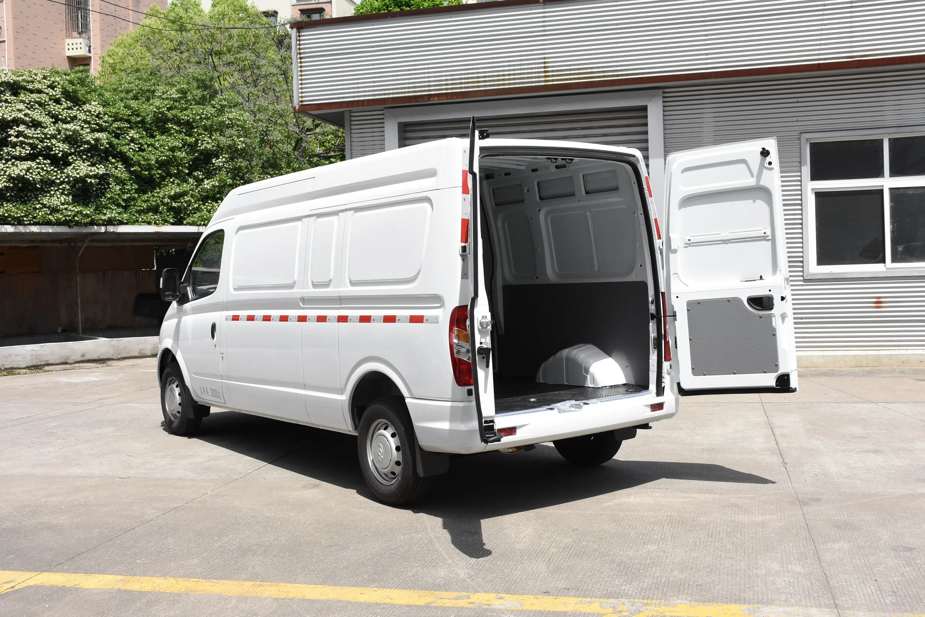 【上汽大通MAXUS 新途V80城配王 2.0T AMT长轴中顶 3座空间图片-汽车图片大全】-易车