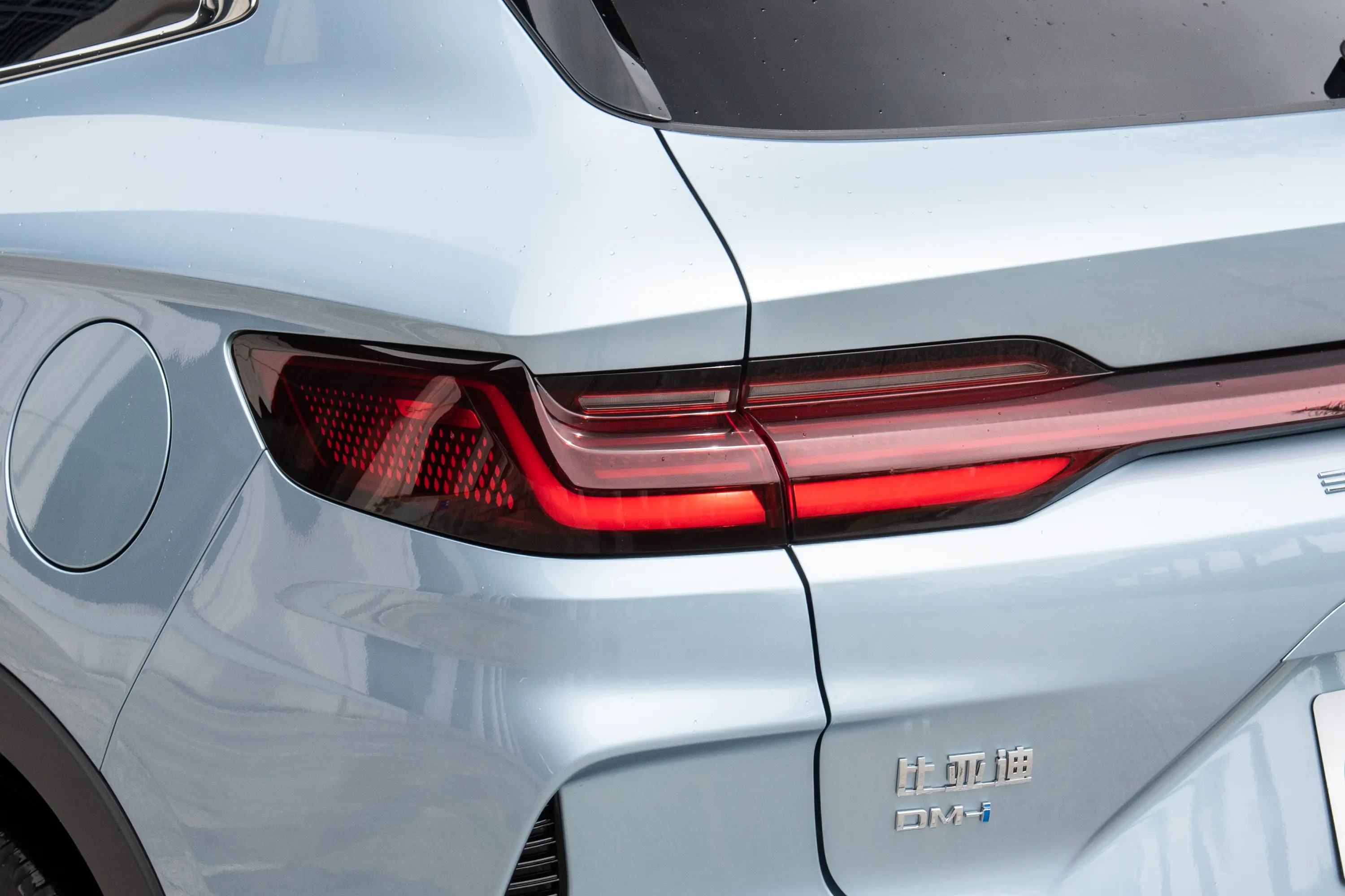 【宋PLUS新能源DM-i 冠军版 1.5L 110km 旗舰PLUS尾灯侧45度俯拍图片-汽车图片大全】-易车