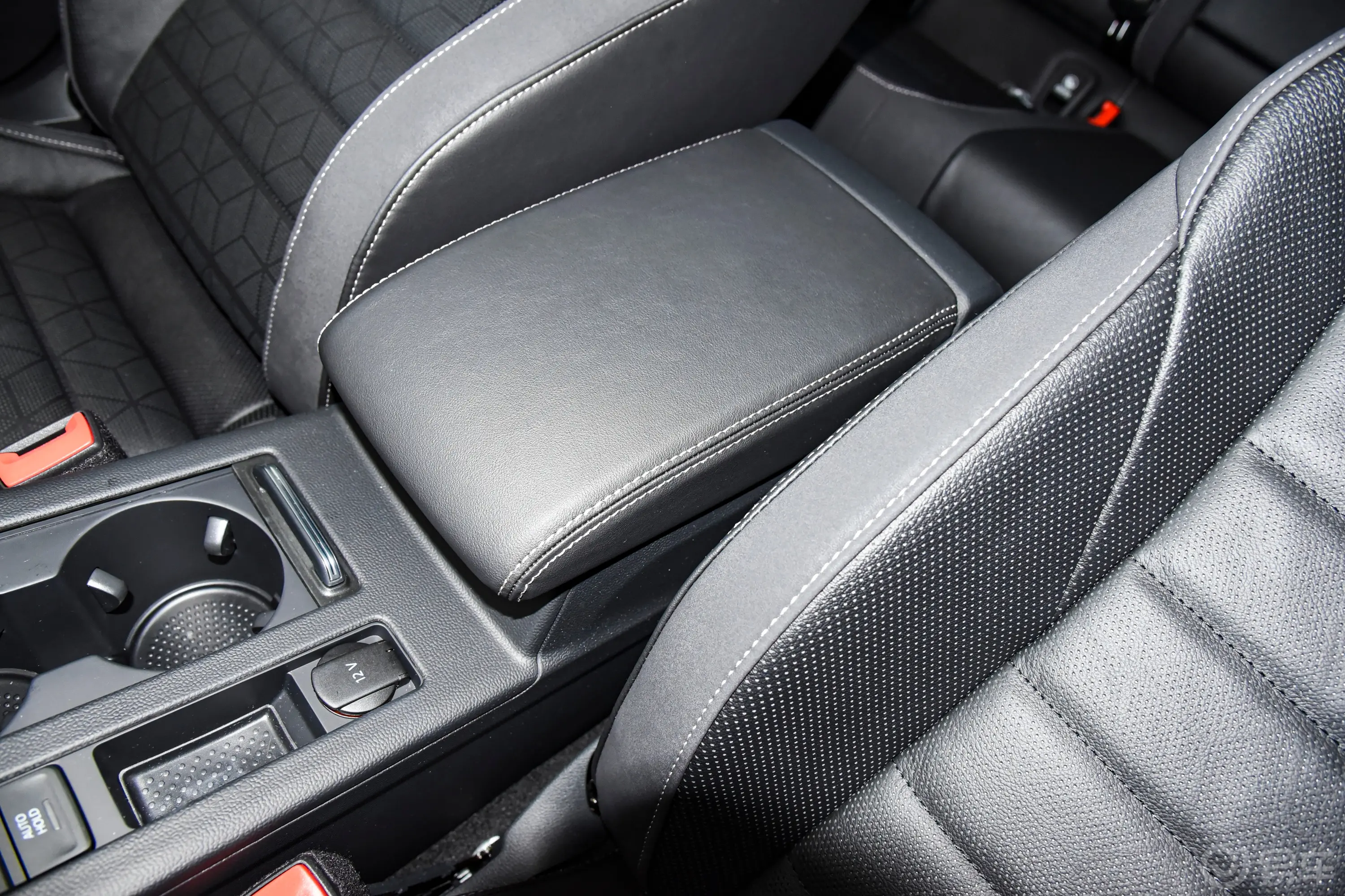 【一汽-大众CC380TSI 夺目版前排中央扶手图片-汽车图片大全】-易车