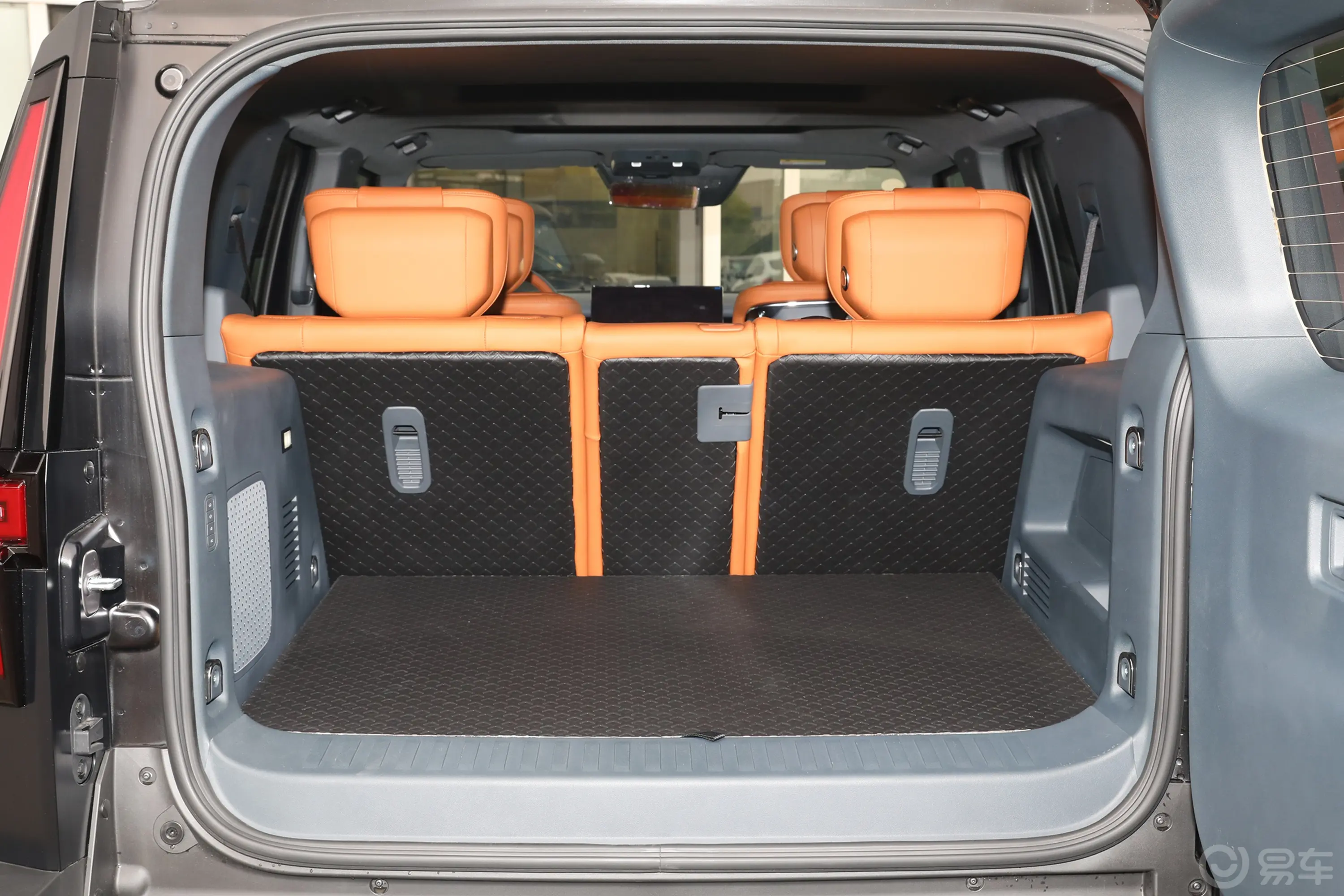 【猛士917纯电动 505km后备厢空间特写图片-汽车图片大全】-易车