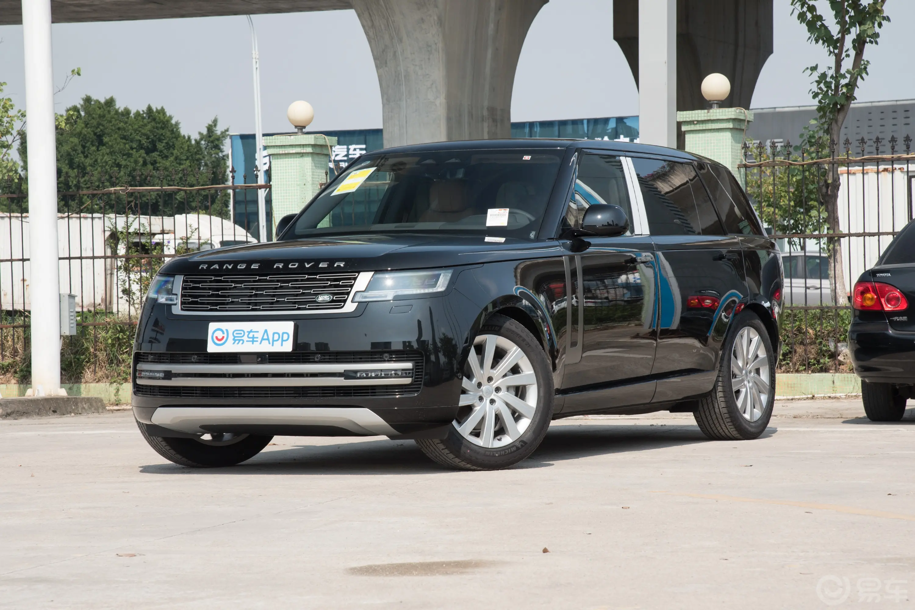 【揽胜3.0 L6 400PS 盛世加长版 7座侧前45度车头向左水平图片-汽车图片大全】-易车