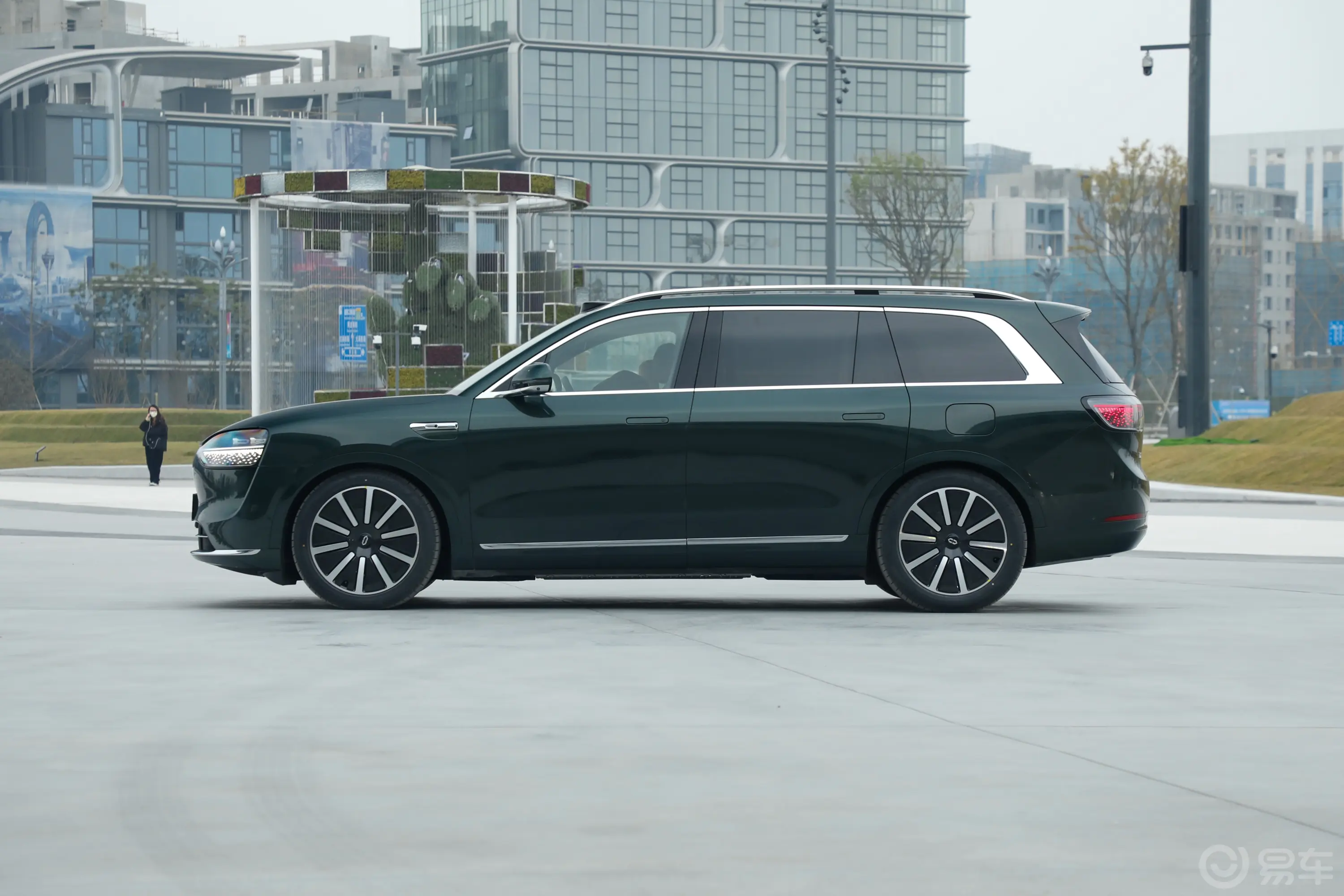 【问界M9增程版 1.5T 225km Ultra 6座正侧车头向左水平图片-汽车图片大全】-易车