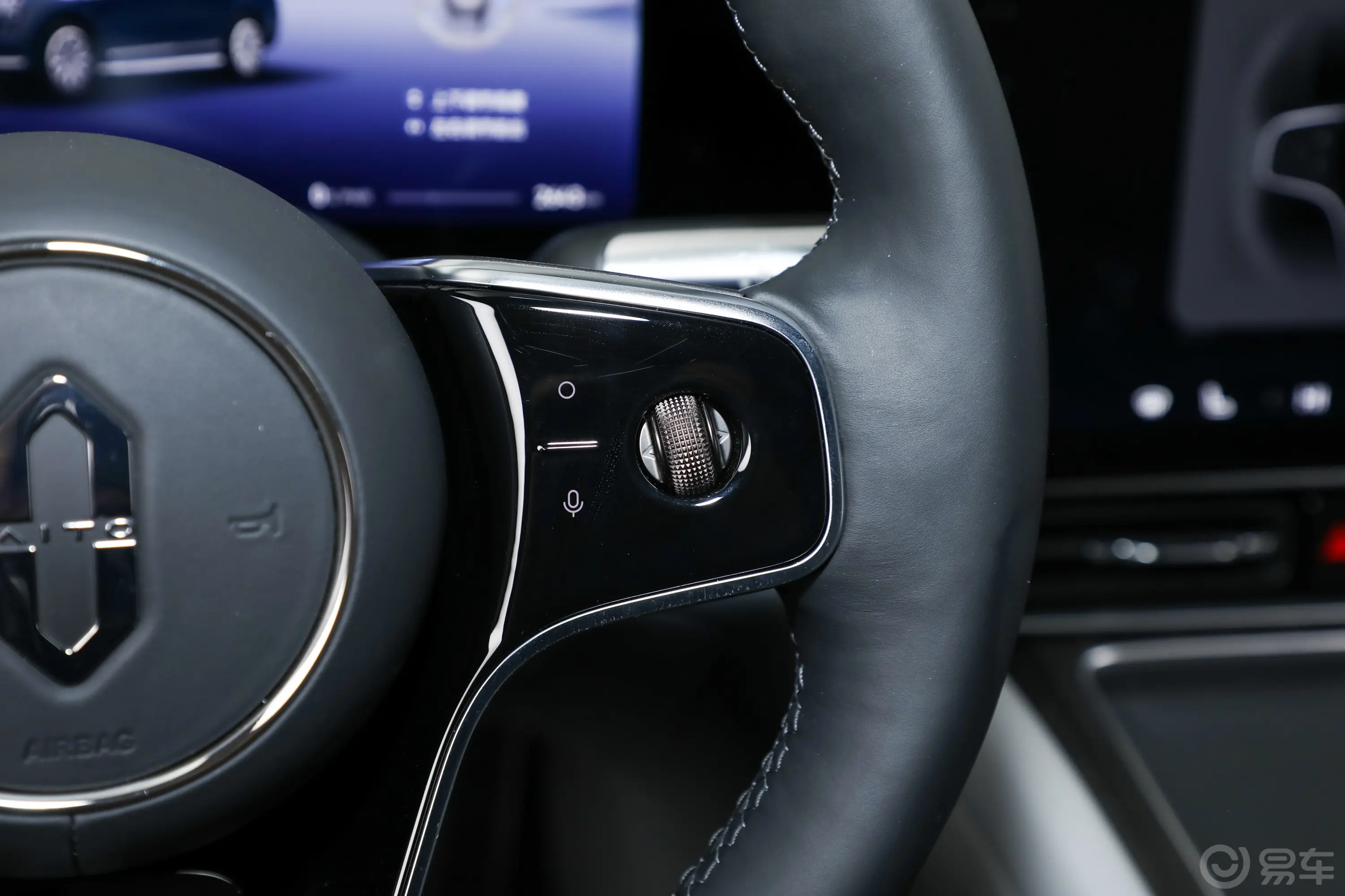 【问界M9纯电版 630km Ultra 6座右侧方向盘功能按键图片-汽车图片大全】-易车