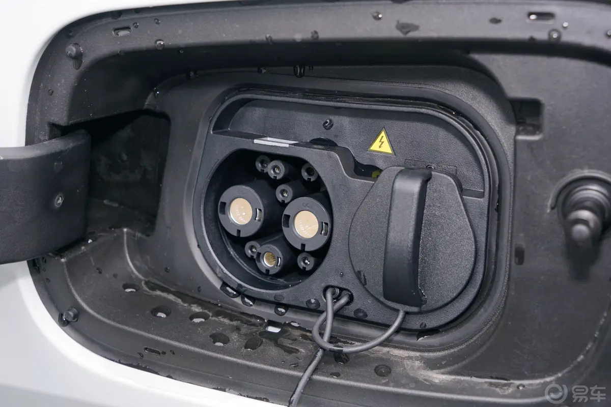 【银河L7龙腾版 1.5T 115km PLUS快充充电口图片-汽车图片大全】-易车