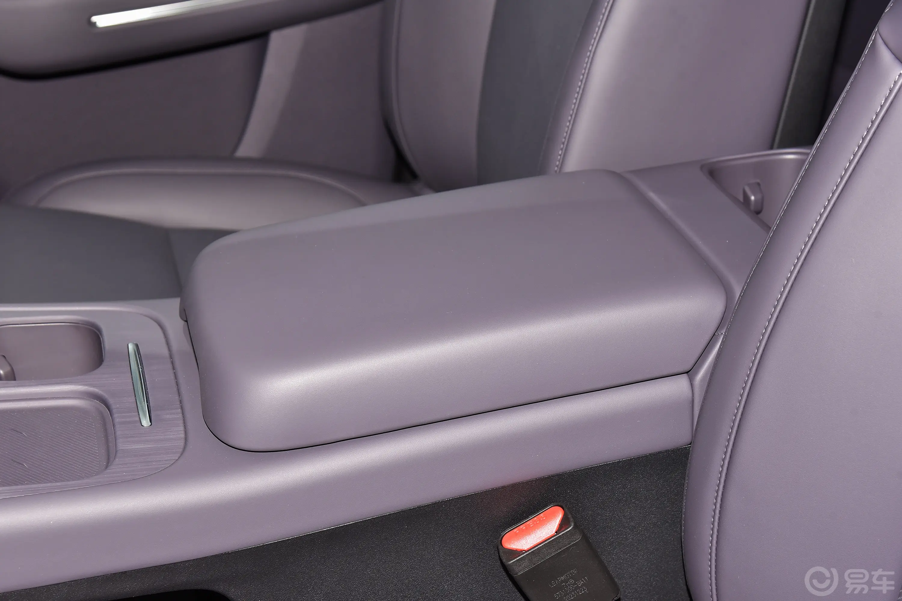 【零跑C10纯电版 530km 530智享版前排中央扶手图片-汽车图片大全】-易车