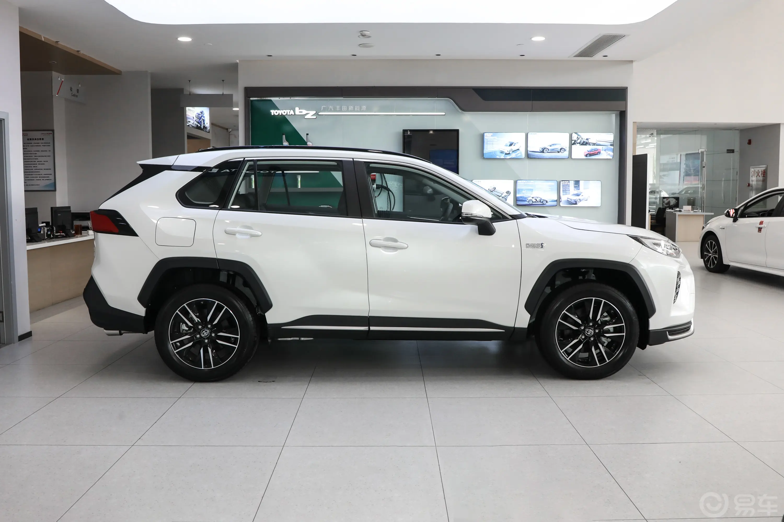 【威兰达 插电混动高性能版 2.5L 78km 两驱劲擎版正侧车头向右水平图片-汽车图片大全】-易车