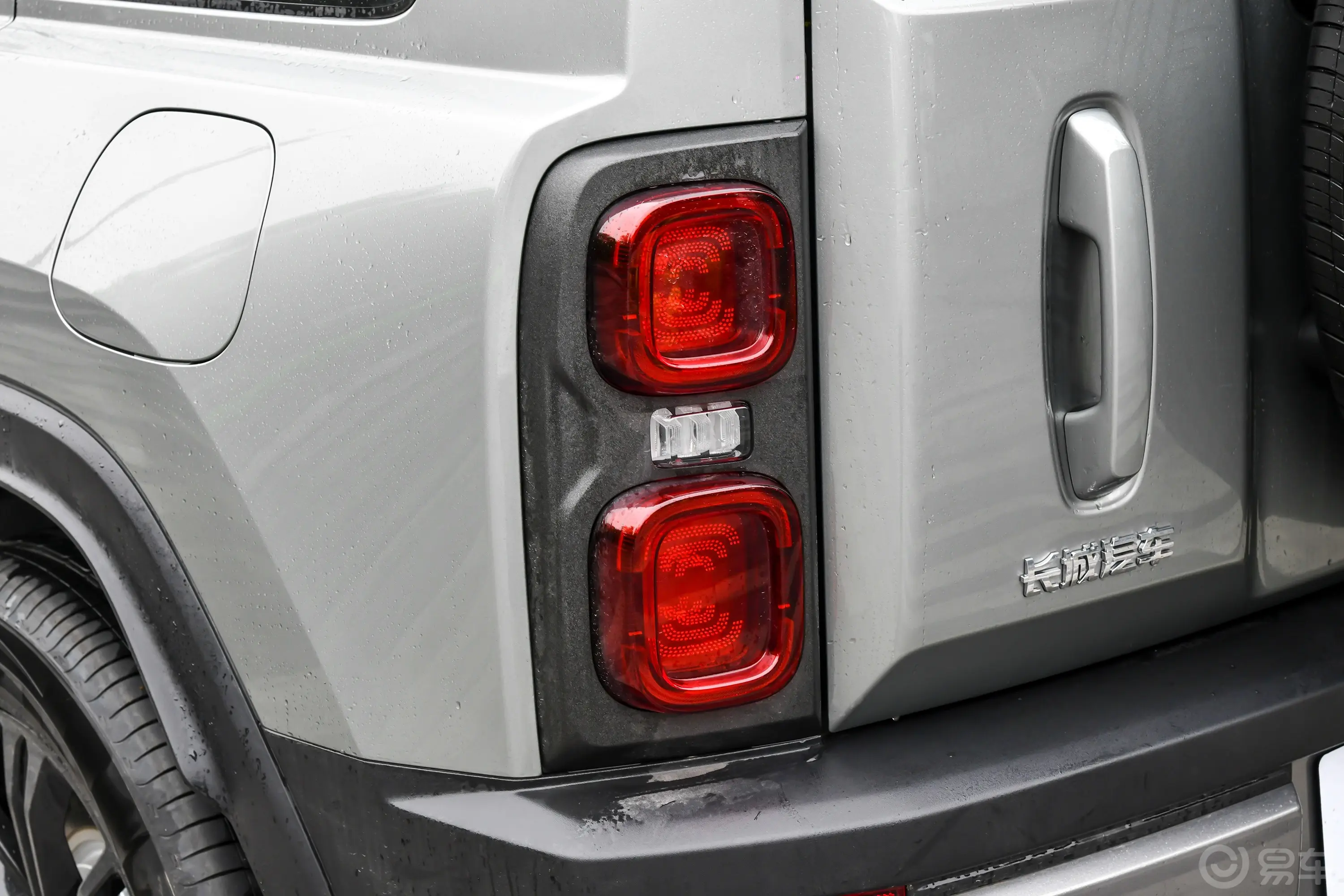 【哈弗猛龙PHEV1.5T Hi4 145km Pro尾灯侧45度俯拍图片-汽车图片大全】-易车