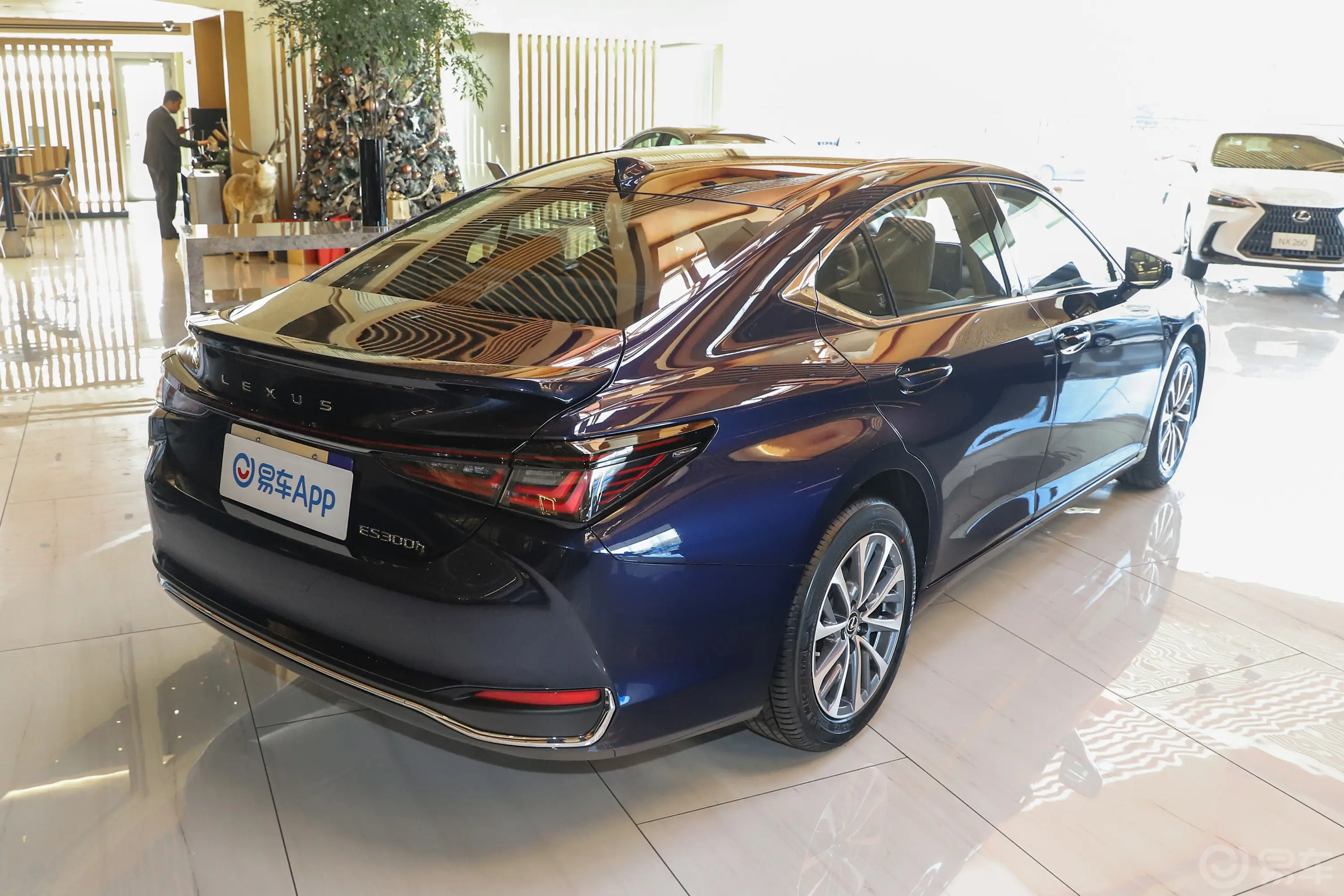 【雷克萨斯ES300h 臻享版侧后45度车头向右水平图片-汽车图片大全】-易车