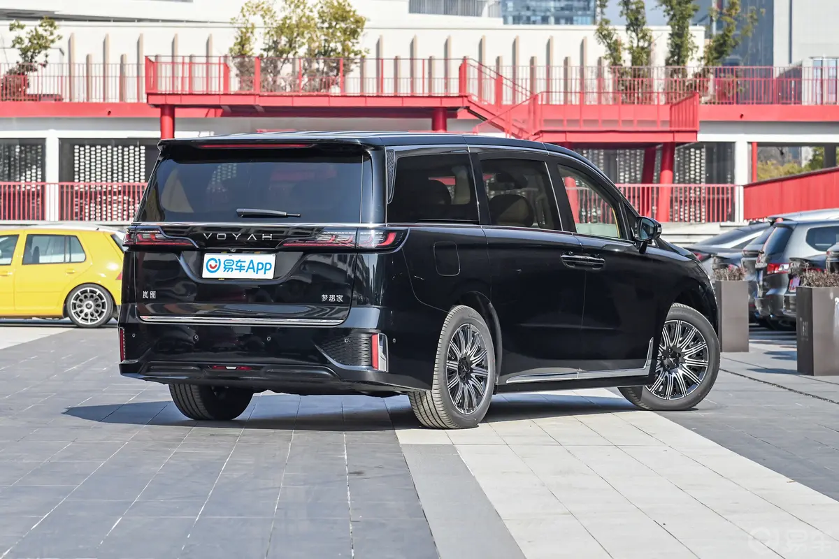 【岚图梦想家纯电动 650km 四驱卓越鲲鹏版侧后45度车头向右水平图片-汽车图片大全】-易车