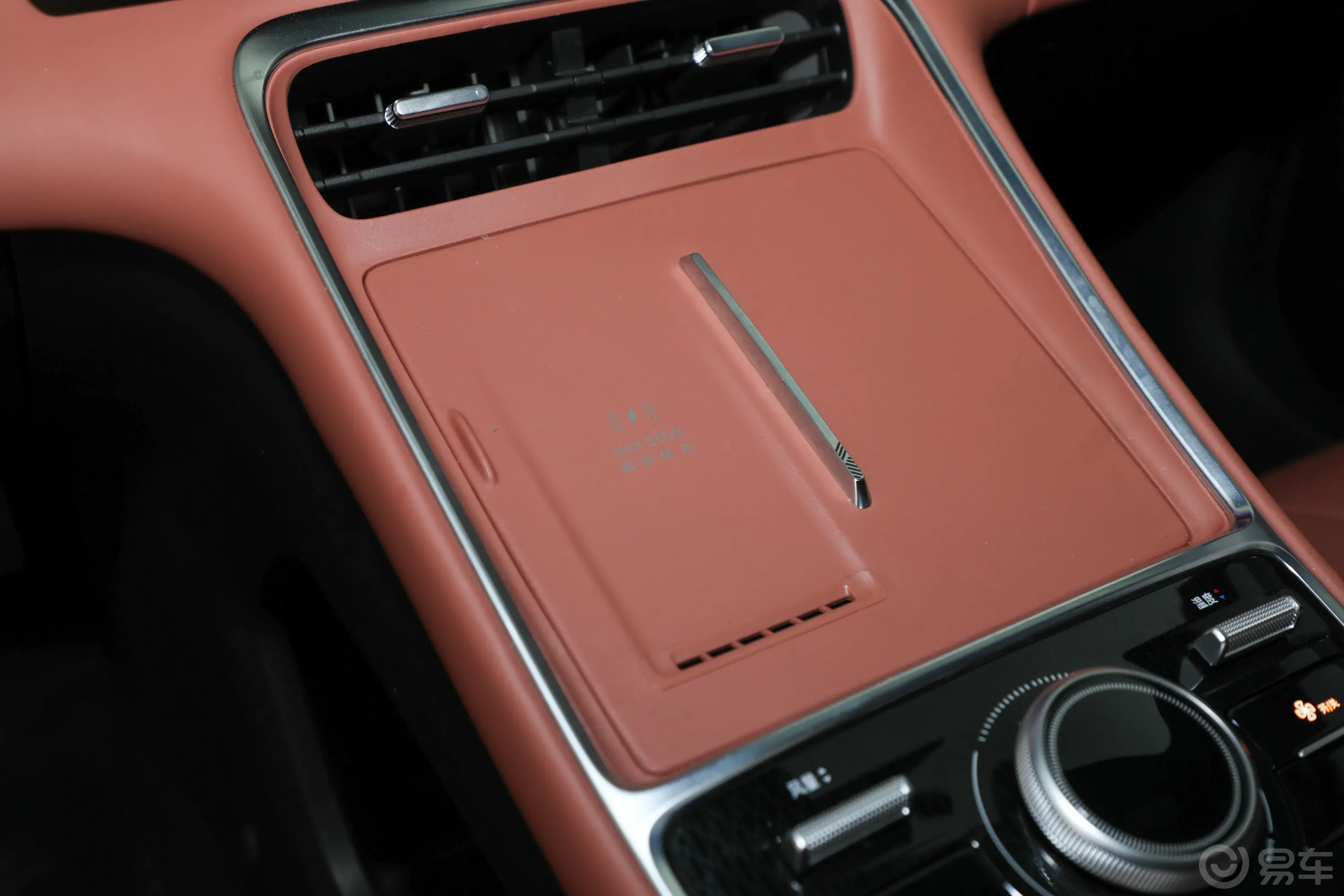 【银河L6EM-i 1.5L 140km 星舰版无线充电区图片-汽车图片大全】-易车