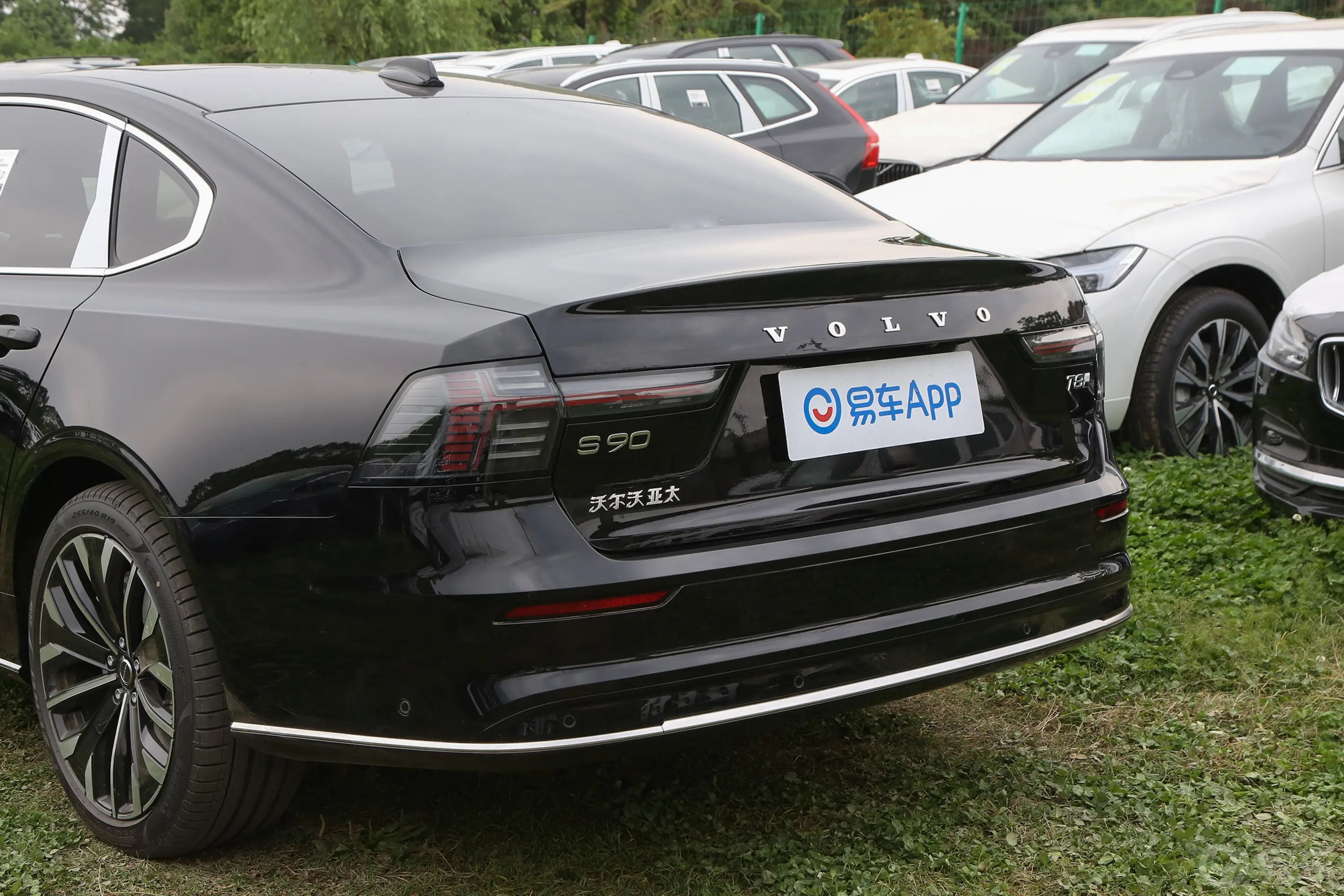 【沃尔沃S90 插电混动2.0T 80km 长续航智雅豪华版车尾特写图片-汽车图片大全】-易车