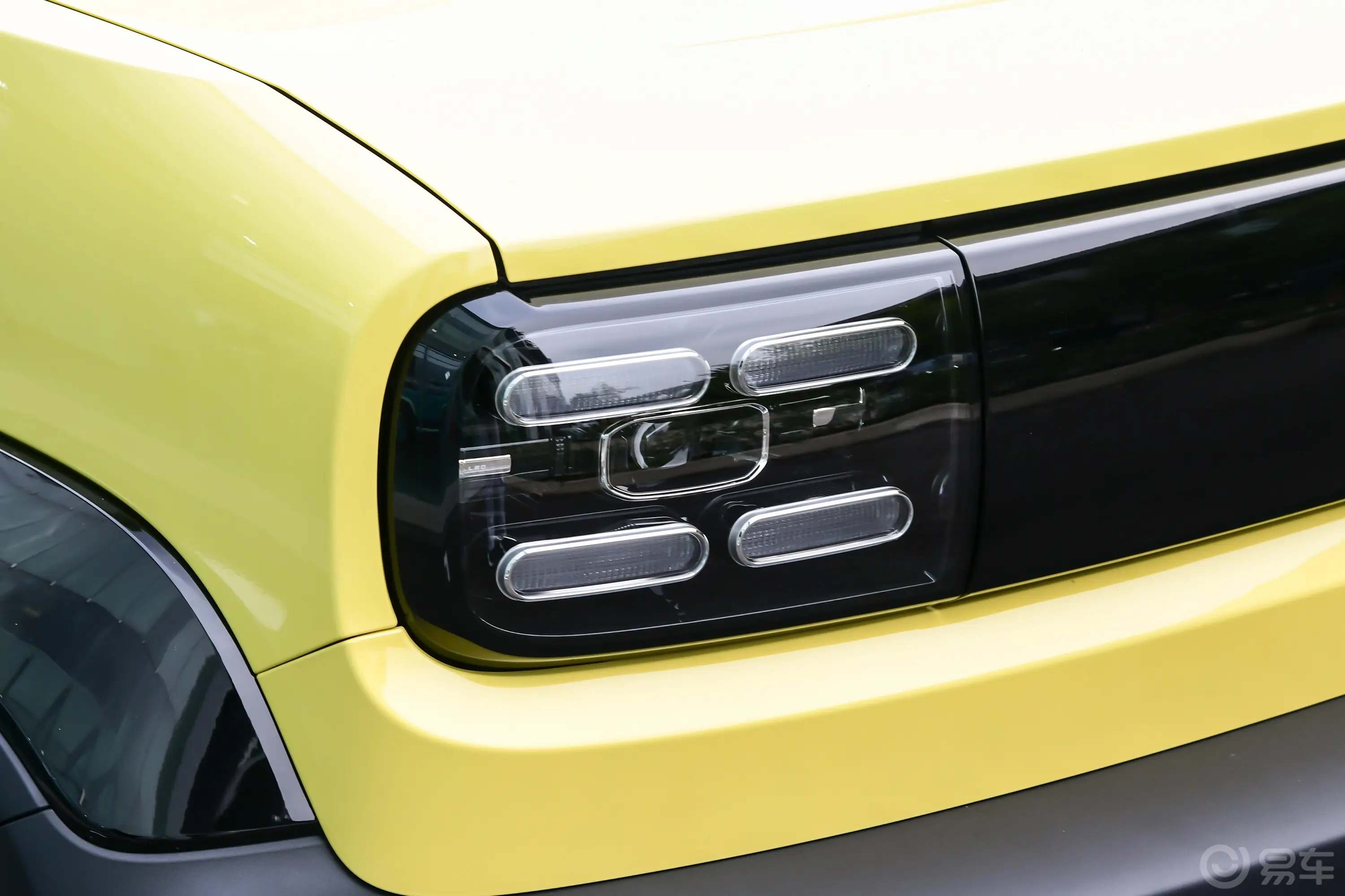 【宝骏悦也303km 两周年纪念版大灯侧45度俯拍图片-汽车图片大全】-易车