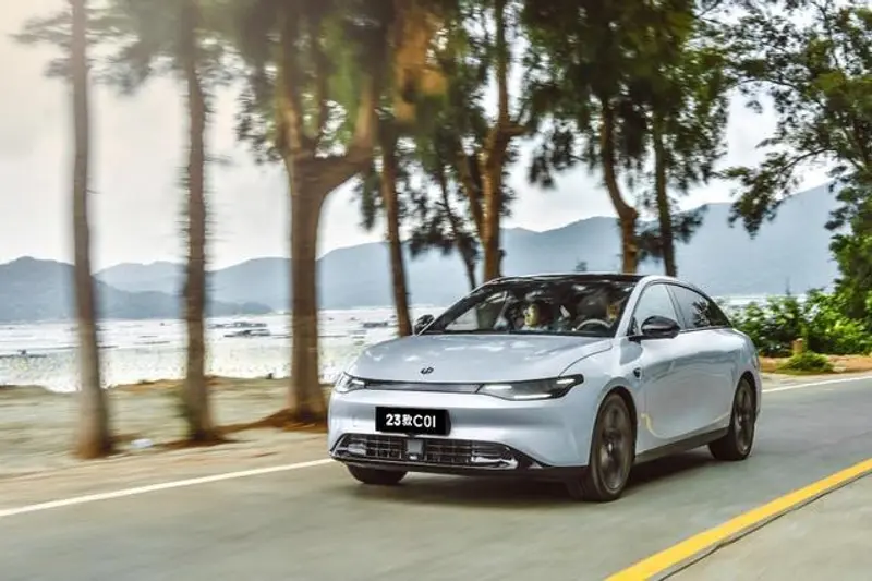 夏日用车新选择：零跑C01与秦PLUS EV对比，谁更值得选？_易车